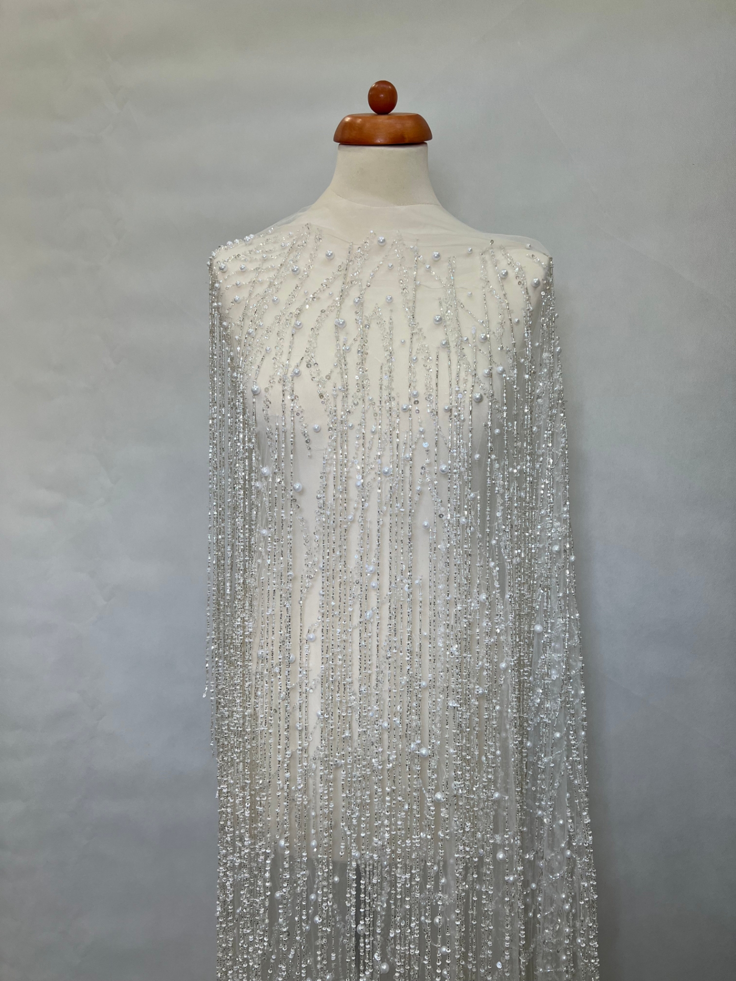 Maison de Luxe. Broderie cu franjuri lungi si perle