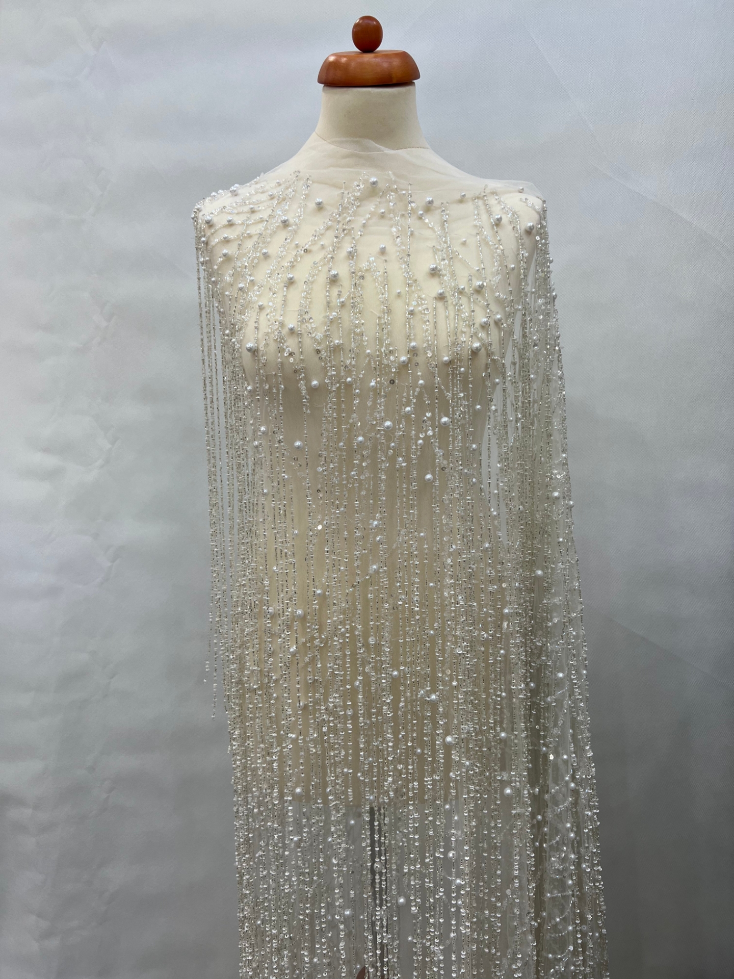 Maison de Luxe. Broderie cu franjuri lungi si perle