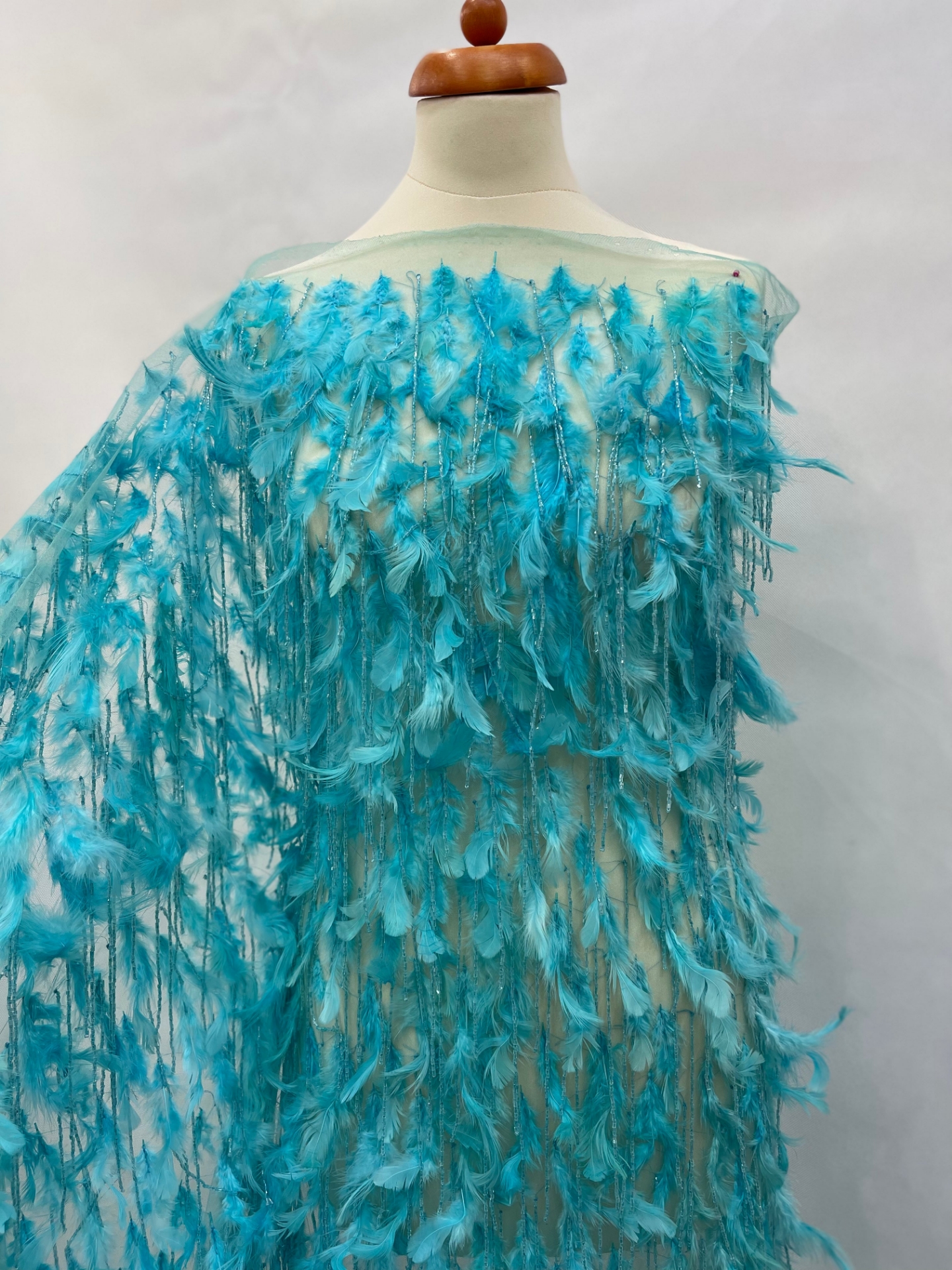 Maison de Luxe. Broderie cu pene si franjuri