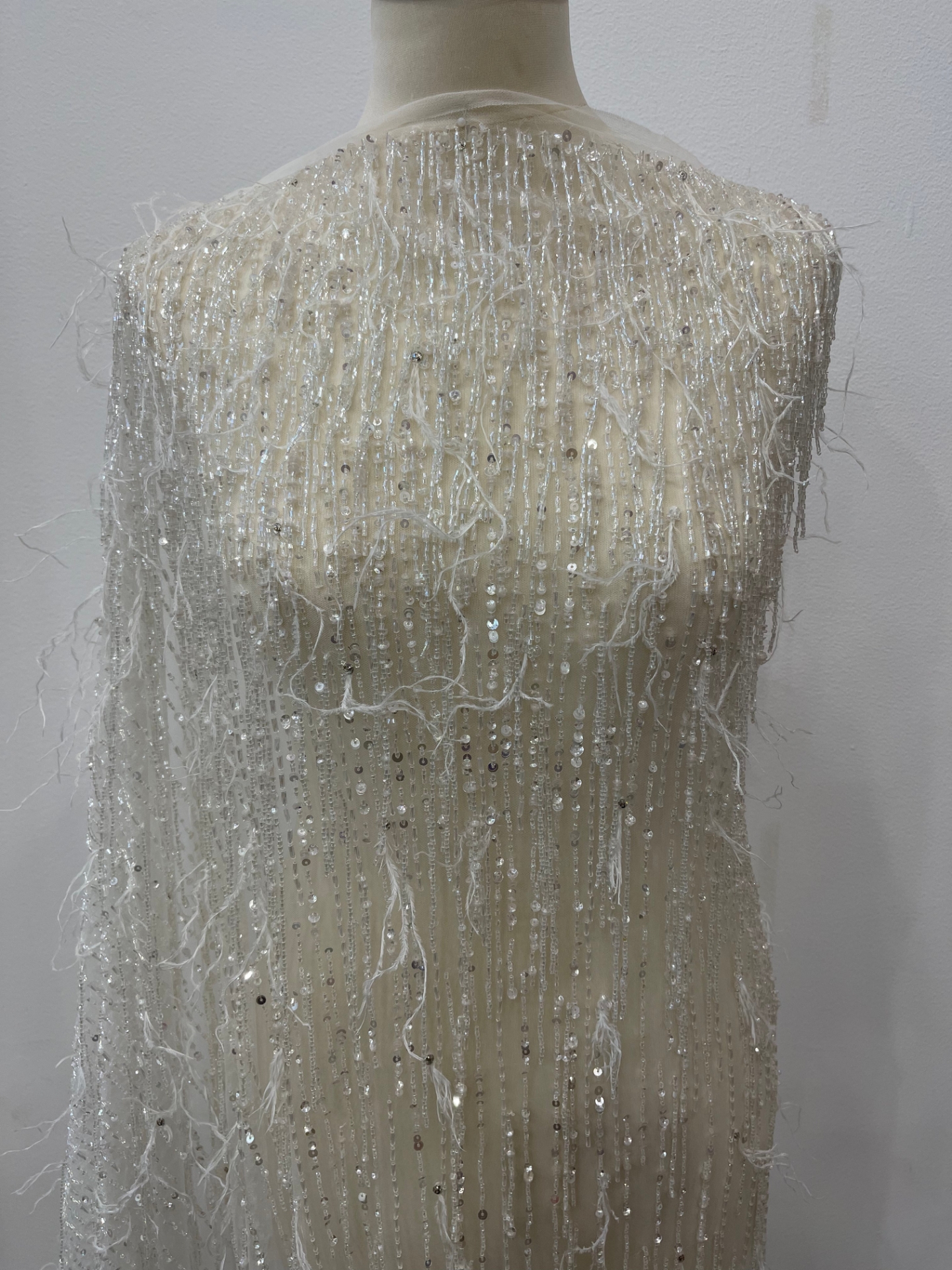 Maison de Luxe. Broderie cu franjuri din margele si fulgi